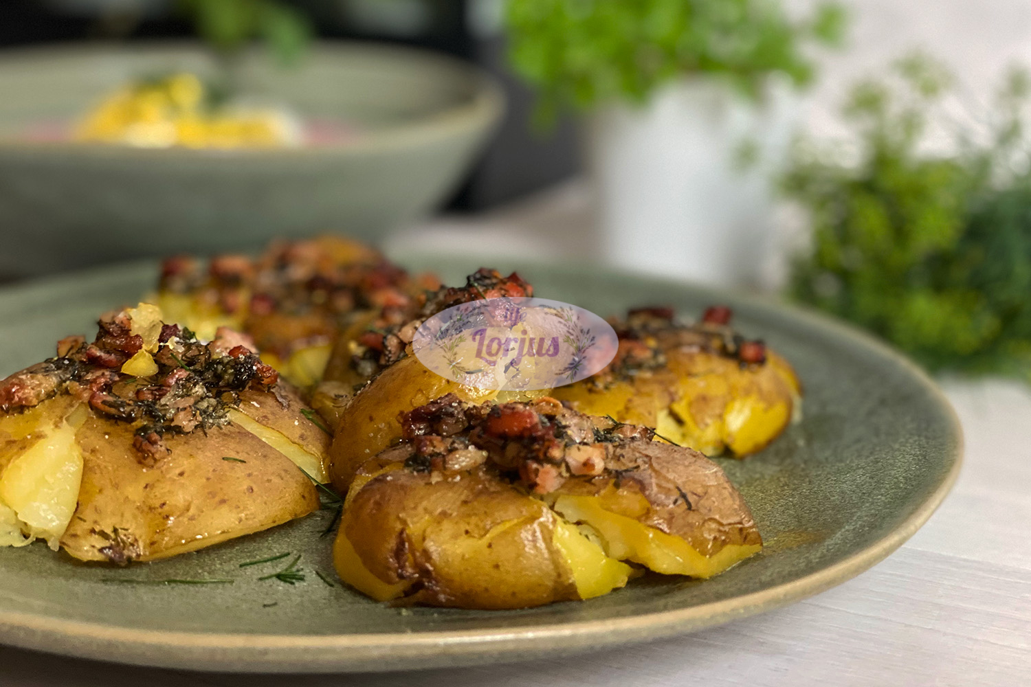 Traiškytos bulvytės su česnakiniu sviestu ir šonine – Lorjus Life