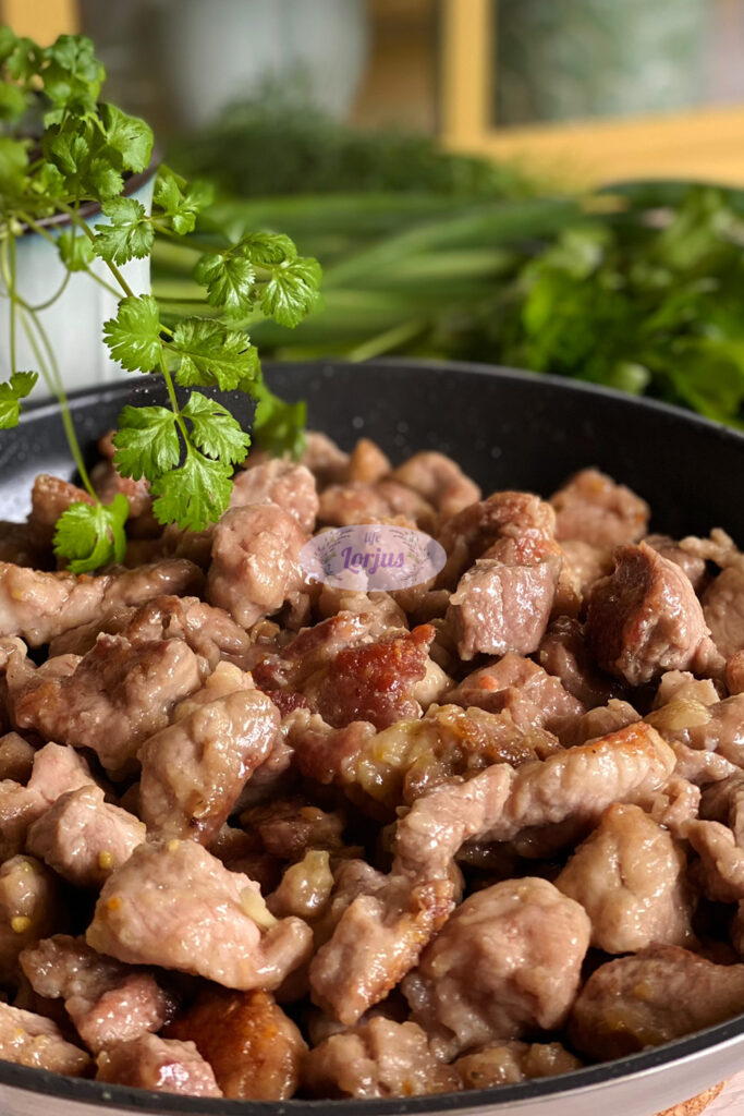 Kiaulienos sprandinė grietinės ir žalumynų padaže – Lorjus Life