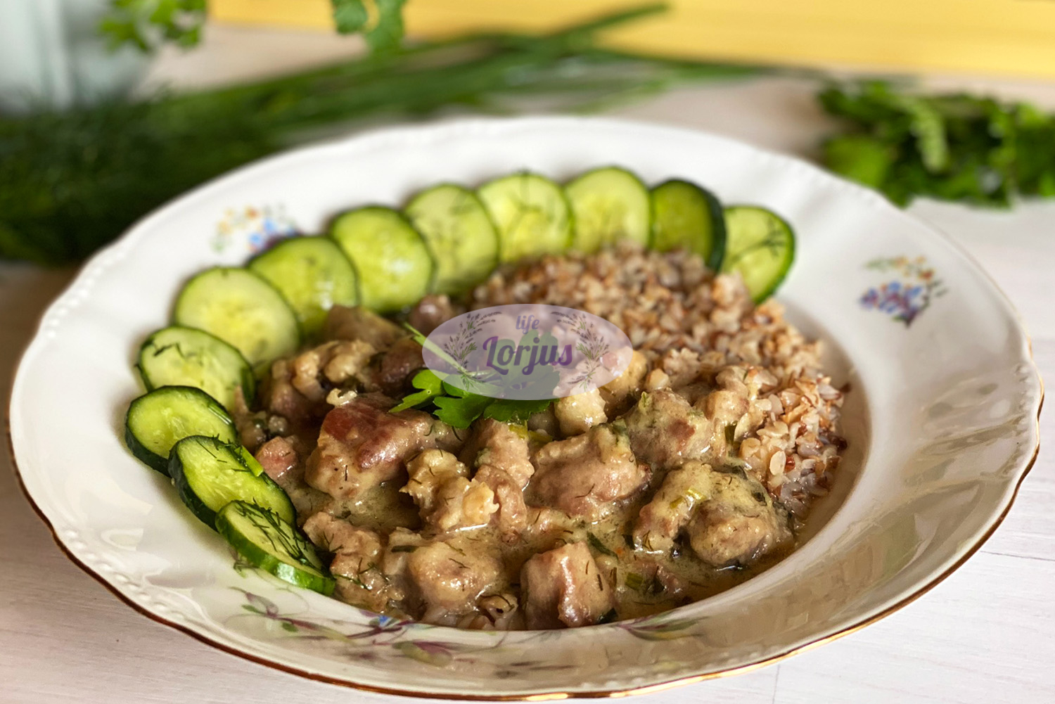 Kiaulienos sprandinė grietinės ir žalumynų padaže – Lorjus Life