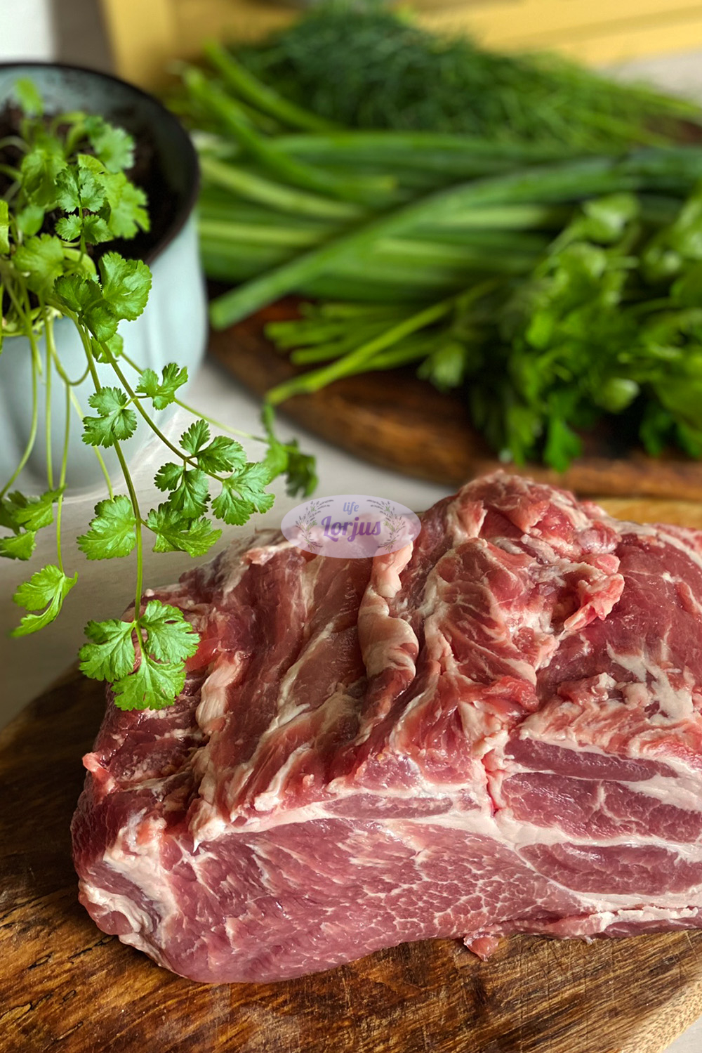 Kiaulienos sprandinė grietinės ir žalumynų padaže – Lorjus Life