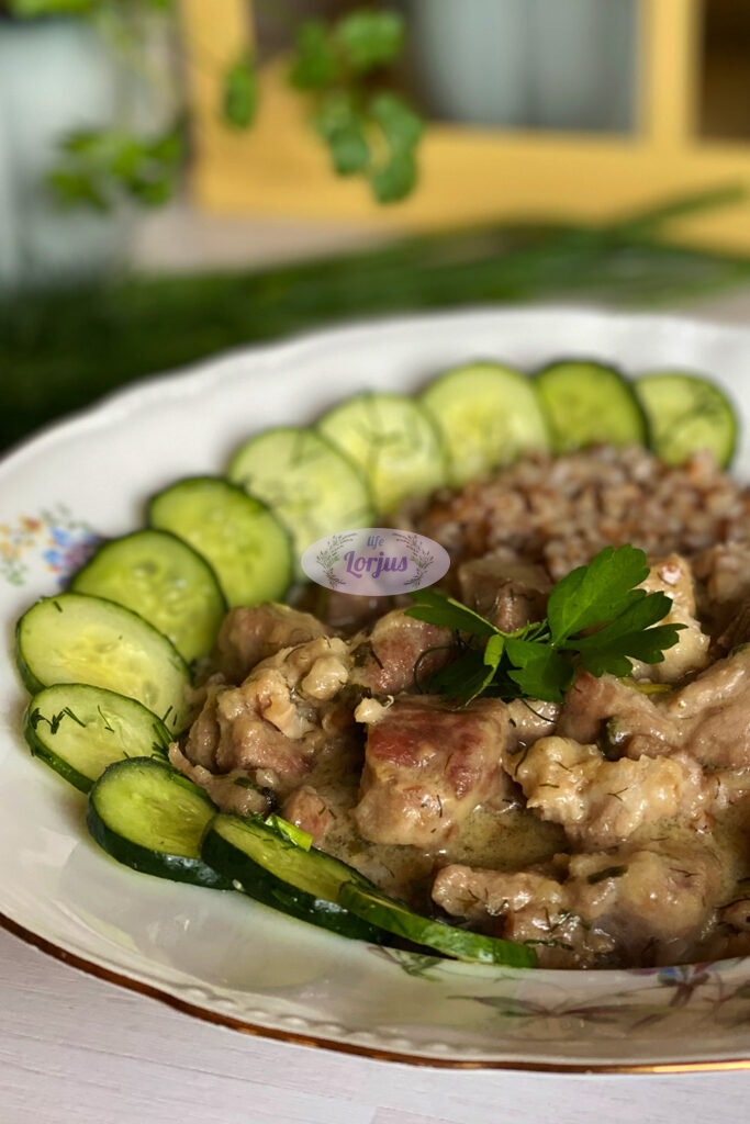 Kiaulienos sprandinė grietinės ir žalumynų padaže – Lorjus Life